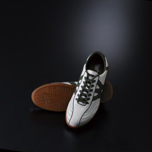 カジュアル感覚のスリムスニーカーの誕生スポーティラインでアクティブにスタンダードスタイルにこだわり、シンプルにまとめたアッパーデザインつま先の美しさを求めた、ナチュラルなUPトゥー(安全性を保ちながら従来品よりつま先を長くしたスリムトゥー設...