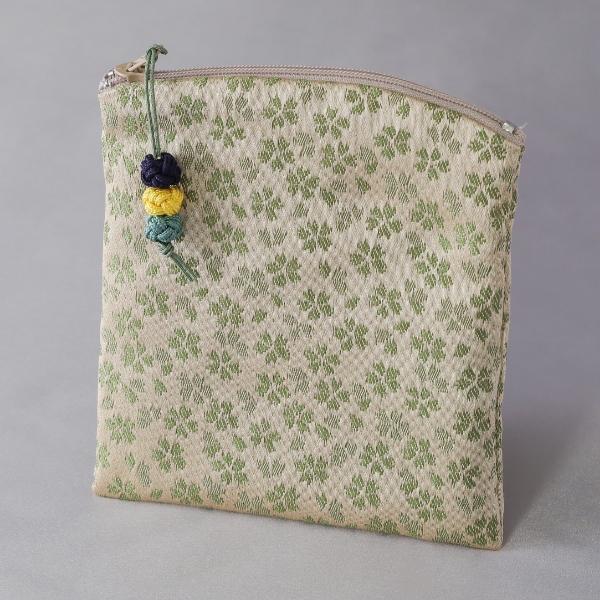 《サイズ》【横幅】約12cm　【縦幅】約13.5cm《商品説明》■チャックの部分にストラップ風飾り付。■広口で収納面積が広いので、ゆったり数珠が入れられます。■内側はビニール製の二重仕上げです。※袋に入れる時は念珠の輪の中に房を入れて収めます。