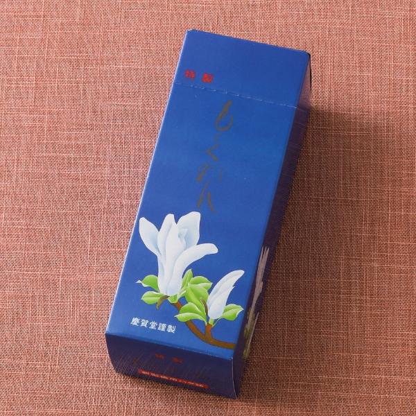 《煙の出具合》少煙タイプ《商品説明》煙の量が少なく、お部屋に嫌な臭いと煙を残さず、燃焼後の灰の色は限りなく白に近く香炉灰の汚れも少ないお線香です。そのままお線香を取り出すことができ、お使いになるのに、たいへん便利です。