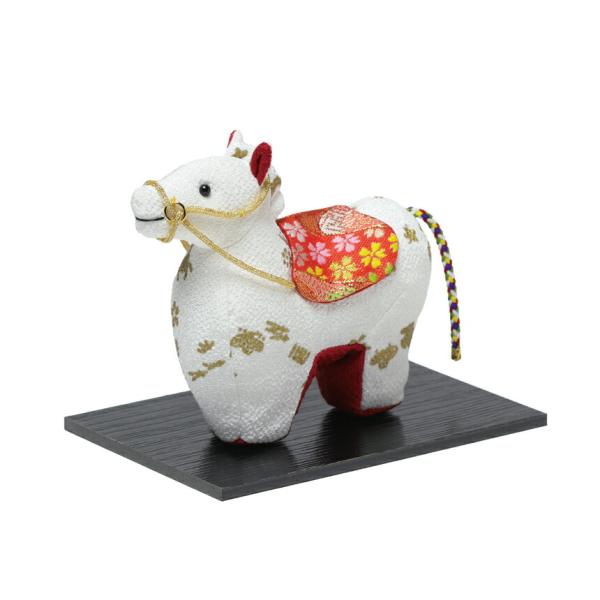 《内容》本体（縦約125×横40×高さ95mm）　紙製敷板（縦135×横40×高さ100mm）紙箱入パッケージ外寸:140mm×105mm×84mm《商品説明》新春にふさわしい、ふわりと広がる上品で爽やかな香り縁起の良い五色の紐の尻尾と、華...