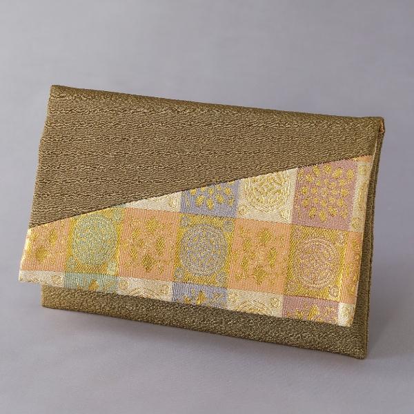 《サイズ》【横幅】約15.5cm　【縦幅】約10.5cm《商品説明》・ちりめんの素材が上品な仕上がりとなっております。・無地と金色の柄が豪華な色合いの念珠袋です。※念珠を収める時は念珠の輪の中に房を入れて収めます。（念珠は別売りです）