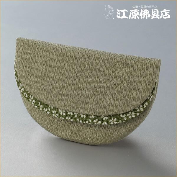 《サイズ》【横幅】13.7cm　【縦幅】8cm●小さい半月サイズの念珠袋です。●ちりめんの素材と色合いが可愛らしい仕上がりとなっとおります。※袋に入れる時は念珠の輪の中に房を入れて収めます。