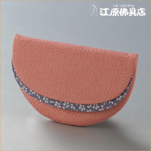 《サイズ》【横幅】13.7cm　【縦幅】8cm【開閉方式】クルミボタン式●小さい半月サイズの念珠袋です。●ちりめんの素材と色合いが可愛らしい仕上がりとなっとおります。※袋に入れる時は念珠の輪の中に房を入れて収めます。