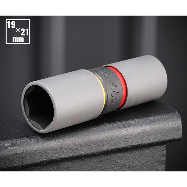 １つのソケットで19mmと21mmに対応するホイールナット専用の両口ソケットです。ソケットはアルミホイール対応の薄肉設計はもちろん、サイズ分けの塗装も行い一目でサイズ確認が行えます。さらに、外周には樹脂製ホイールプロテクターも装備し、ホイー...