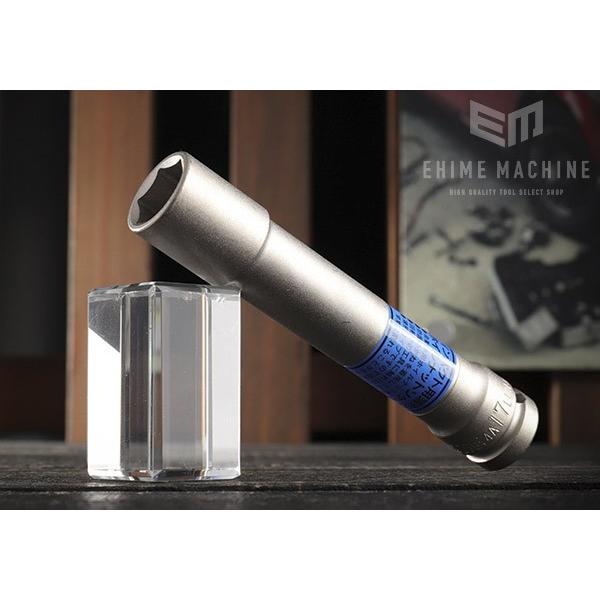 自動車用ホイールナットの着脱に適した薄形形状のソケットです。ゴムクッション付により傷つきやすい化粧ナットの損傷を防ぎます。用途：自動車のホイールナットの着脱用。【仕様】差込角(mm)：12.7対辺寸法(mm)：17全長(mm)：130対辺形...