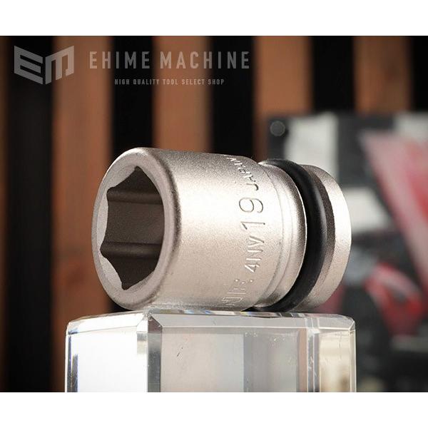 外観品質と防錆力の向上を図った無電解メッキ仕様のインパクト用ソケットです。Ｏリング仮置き構造により、レンチにインパクト用ソケットを着脱する際にＯリングを一旦溝に仮置くことで作業性を向上させています。無電解メッキのインパクト用ソケットです。【...