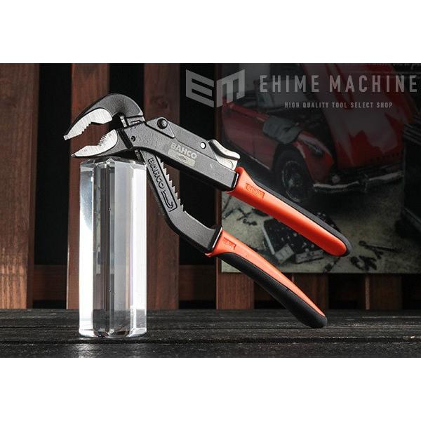 ワンタッチで開閉できます。人間工学に基づいた手に優しいエルゴハンドルです。エラストマーグリップです。用途：水道・ガス管など配管工事作業におけるパイプ、ナットの締め付け、緩め作業に。【仕様】全長(mm)：210最大口開き(mm)：37調整(段...