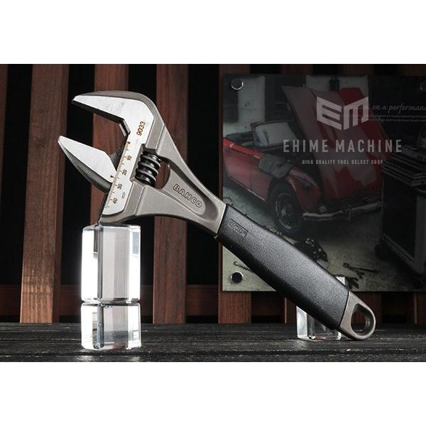 ハンドルにエラストマーグリップをつけ、手にフィットし滑りにくくなっています。ジョーの開口幅セッティングとボルトのヘッド、金属の厚さなどの測定用目盛付です。全長170mmのショートで32mmも開く大口モンキー、狭い所での作業に最適です。用途：...