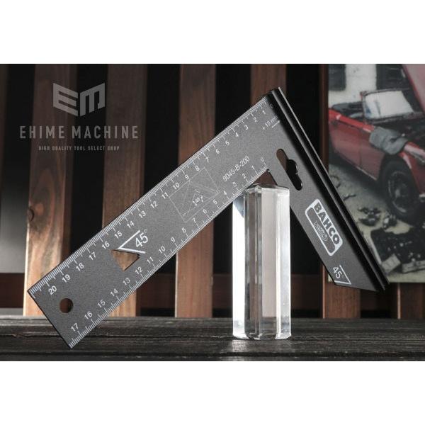 さしがねに比べ、耐久性があり、精度の狂いがありません。45°、90°の正確なマーキングができます。用途：直角の測定・検査に。【仕様】台長(mm)：170幅(mm)：40台幅(mm)：42厚さ(mm)：1.49形状：台付呼び寸法(mm)：20...