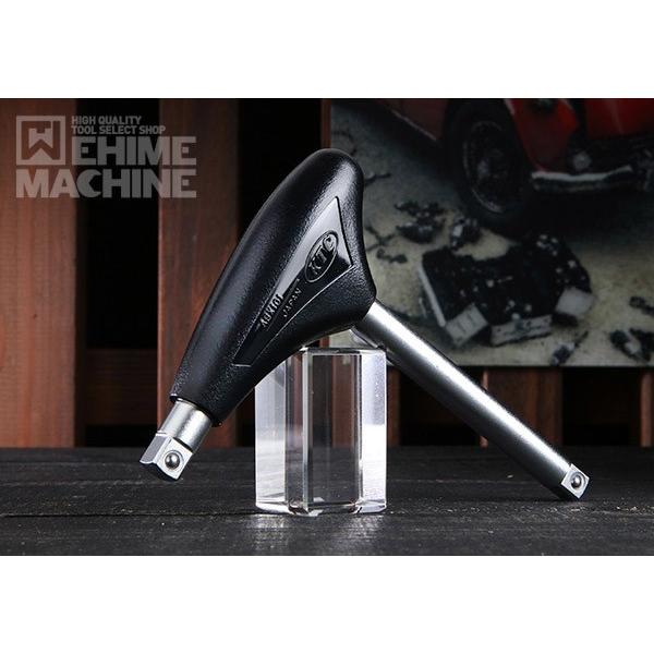 バイク修理作業などに最適な9.5sq.差込付きのハンドルです。T形ハンドルに比べコンパクトですが、グリップ部が樹脂で覆われているため、力を入れても手が痛くなりにくい設計です。ヘキサゴンレンチや、ビットソケットをつけて使用できます。■型式：A...