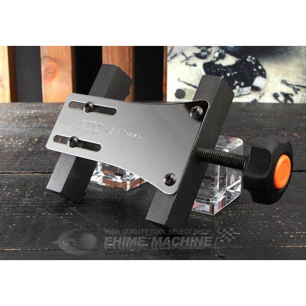 カムプーリーをがっちりロック！スムーズなタイミングベルト交換をサポートします！DOHCガソリンエンジンのタイミングベルト交換作業時、2つのカムプーリーを固定し、ずれを防止する専用工具です。 ■型式：AE82■メーカー：KTC■重量：860g