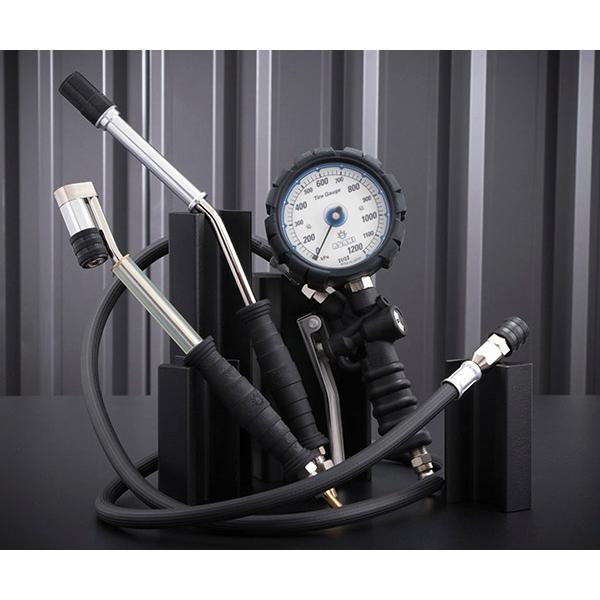 作業性抜群の暗闇で光る蓄光目盛り！従来の蓄光目盛板の薄い緑色から、より白くなって視認性アップ！また、レバー長さを20mm延長し、先端を曲げることでしっかりとレバーを握ることができます。タイヤ充填のレバーが驚くほど軽くなり、長時間の握りっぱな...