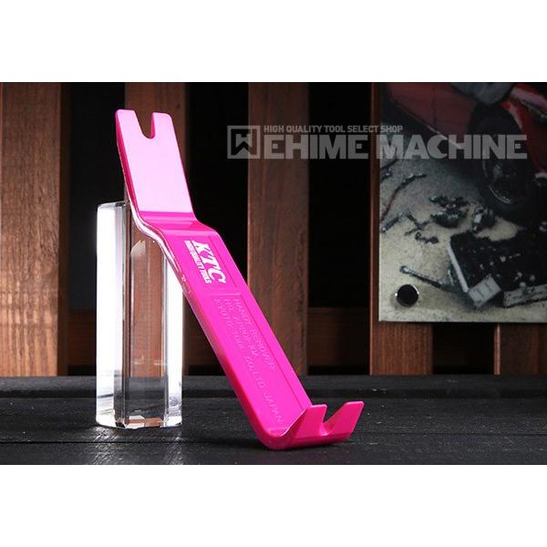 自動車板金作業に、オーディオ取り付け、カーナビ取り付け等に、自動車内張り外し用ハンディーリムーバー。程よく硬い材質で、キズをつけ難い、KTCの人気商品です。■型式：AP201-10A■メーカー：KTC(京都機械工具株式会社）■全長：180m...