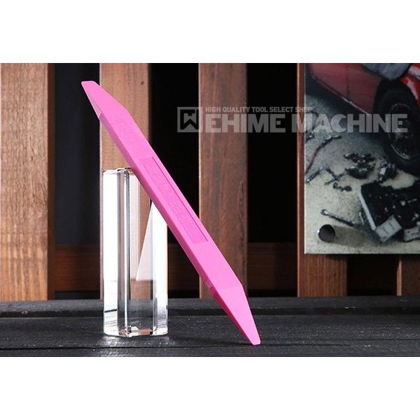 自動車の内装のホールプラグやスイッチベースカバーの取り外しに使用する専用工具です。近年の自動車に使用されている表面が軟らかいオレフィン樹脂にもキズをつけにくいよう、先端を従来品より薄型形状とし、ファイバー入りの樹脂を使用することで強く硬いリ...