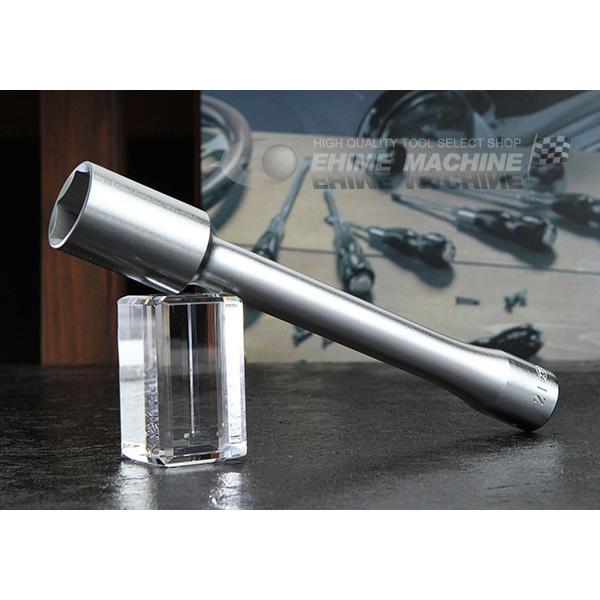 長くなって使いやすくなったKTCのホイールナット専用ソケット。RV車に最適なロングサイズです。エクステンションバー不要のロングサイズで作業性アップ。めっきナット、塗装ナットに優しいゴムクッション付きです。■型式：B38ZL-21H■メーカー...