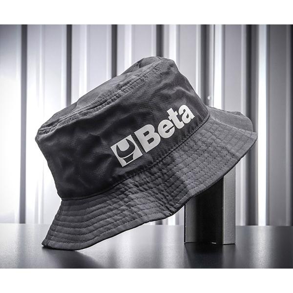 PUコーティングが施された防水設計のレインキャップは、雨と日差しの両方から身を守るのに理想的です。シンプルでクラシックなスタイルは、つばのステッチと背中とロゴのレフレックスディテールが引き立てています。キャップの裏地には柔らかく通気性の良い...