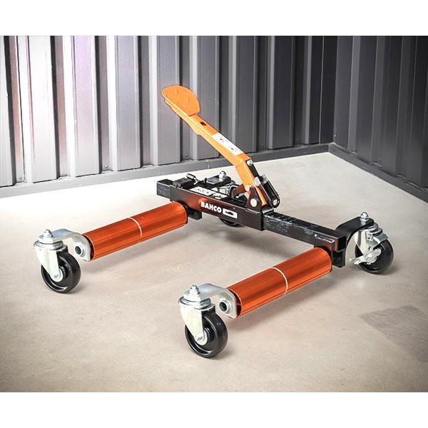 「押して動かせない車」を、タイヤごとすくい上げてスムーズに移動。BAHCO BH1CD680JPNA カードリーは、車両のタイヤをローラーで挟み込み、ペダル操作で持ち上げて移動できる車輌用ジャッキです。【特長】ペダル操作でタイヤをすくい上げ...