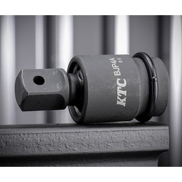 ジョイント部(振れ角片側20度)はボール形状で滑らかに動力を伝達します。ピン抜け防止機構により回転中のピンの飛び出しを防止。BJP4と比べ、全長，外径がコンパクトになり軽量化。■型式：BJP4A■メーカー：KTC■差込角 12.7sq.■本...