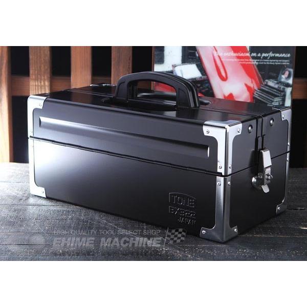 天面フラットV形2段式両開きケースです。ケースの角部にガード機能を追加した新型ツールケースです。デッドスペースをなくし収納スペースを有効に活用できます。頑丈で衝撃に強いです。用途：工具類の保管・管理用【仕様】色：マットブラック外形寸法(mm...