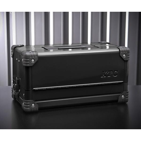 オープン時に内蔵されたトレイが左右に展開する、両開きタイプのメタルケースです！上蓋を開くと、すべての収納物が見渡せるため作業効率がアップ。左右のトレイは、取り外して持ち運びできる上段のキャリングトレイ（ハンドル無し）と、下段の固定トレイの計...