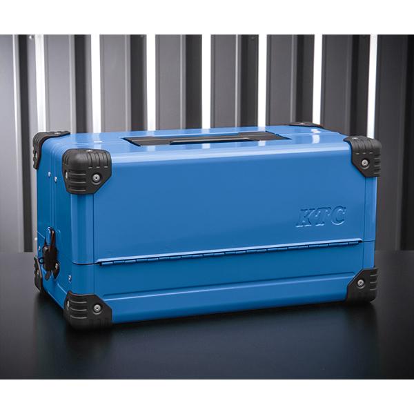 開けた瞬間、全部見える。作業が止まらない。上蓋を開けば左右トレイがワイドに展開。よく使うソケットやビットを上段に、重量物は下段と下スペースへ。視線移動が少なく、欲しい工具に一直線。ビルトインハンドルは持ち上げれば出現、置けば自重でフラットに...