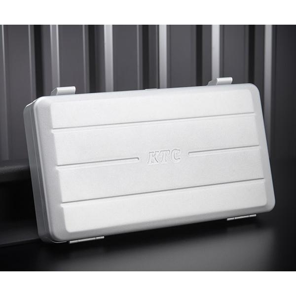 工具、部品の管理等に便利です。KTCのメタルケースEKB-1です。メタルケースです。本体サイズはW275xD150xH50mmです。【仕様】品番：EKB-1JANコード：4989433822938本体サイズ：W275xD150xH50mm質...