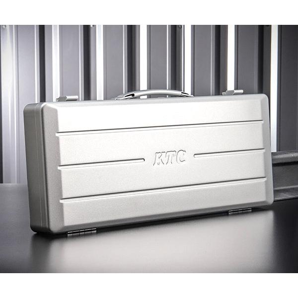 工夫次第で使い方色々！KTC トランク形メタルケース！工具だけでなく、パーツ類やネジ類の収納、小物入れにも使えます。■型式：EKB-2■メーカー：KTC■本体サイズ：W455×D190×H60mm■重量：1.6kg