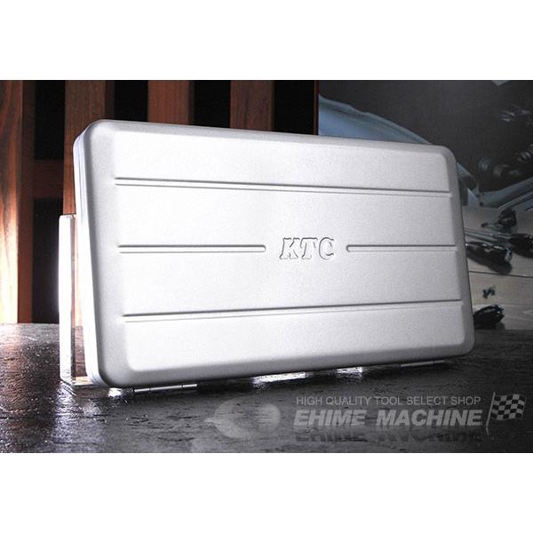 工夫次第で使い方色々！KTC トランク形メタルケース！工具だけでなく、パーツ類やネジ類の収納、小物入れにも使えます。■型式：EKB-3■メーカー：KTC■本体サイズ：W275×D150×H35mm■重量：600g