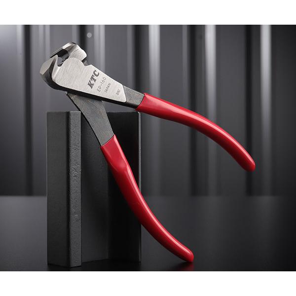 KTCのエンドニッパー。スタンダードタイプのニッパーとは違い、刃が90°曲がっているので、突起している釘の切断などに便利です。 ■型式：EP-160■メーカー：KTC ■呼び寸法：160■切断能力：硬線φ2mm、軟線φ2.6mm■全長：16...