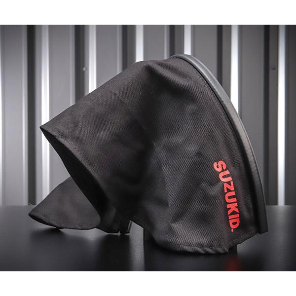 SUZUKID製自動遮光溶接面用ネックガードです！  飛散するスパッタから、首元を保護します。  首元から入ってくるアーク光が面体内へ入らないよう遮光します。  取付は溶接面の面体の縁部分に製品の溝ゴムで取付るだけで簡単に取付できます。  ...