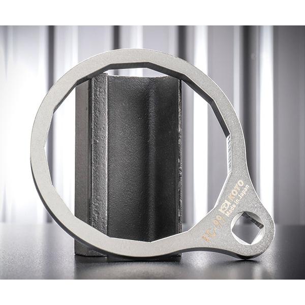 「固く締まった樹脂製燃料ケースを、しっかり掛けて確実に回したい」そんな現場のために作られた、UD中型用の専用燃料ケースレンチです。【特長】専用設計でUD・コンドル（2011年~）の燃料ケース脱着に対応固く締まった樹脂製燃料ケースを安心して回...