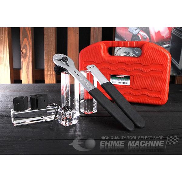 錆び付いて固着したピストンをプーラーで引き抜きます。シングルピストン・対向型ピストンにも対応できます。付属のハンドルを組み合わせることで「シングル」「水平」「90度」の3タイプに変更できます。背面にあるナットを締めこむことにより爪が広がりま...