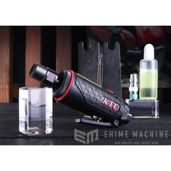 フルコンポジットハウジングを採用し、軽さとコンパクトさにこだわった「ストレートグラインダー（高速タイプ）」JAP520。JAP520 は全長が従来品比10%短縮（当社調べ）。モーターの回転をそのまま軸の回転とし、高速回転を実現。砥石や超硬バ...