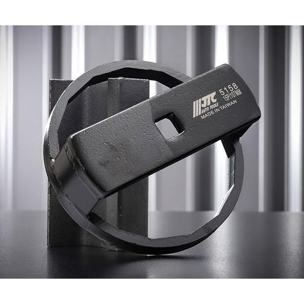 ビッグサム・クオンのスペースの無い3連装用オイルフィルターレンチです。  適合純正品番：21707132・52211-70569・52217-06577・52217-06532・52211-70573  適合品番：AO-157・AO-158...