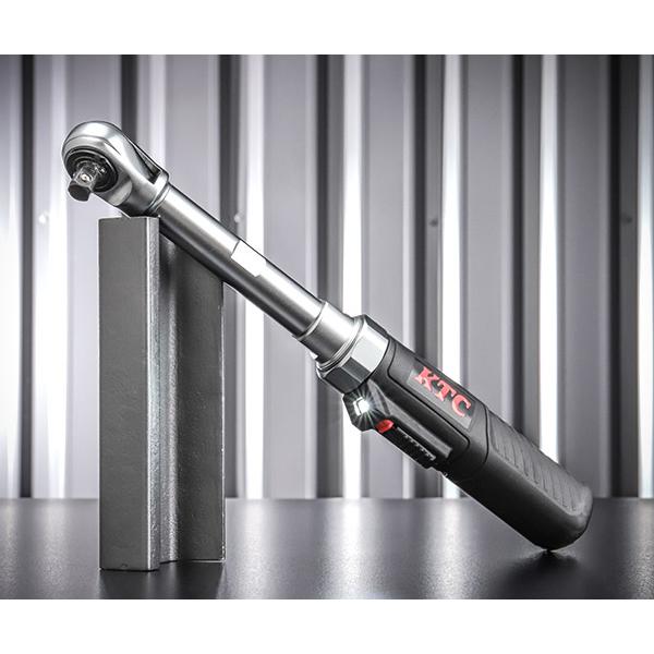 「短い電動ラチェットでは届かない」を、KTCがロング化で解決した実戦モデルです。KTC 9.5sq.コードレスロングラチェットレンチセット JTRE330Lは、前作で大ヒットした JTRE330 の使いやすさをそのままに、ロングボディ化で届...