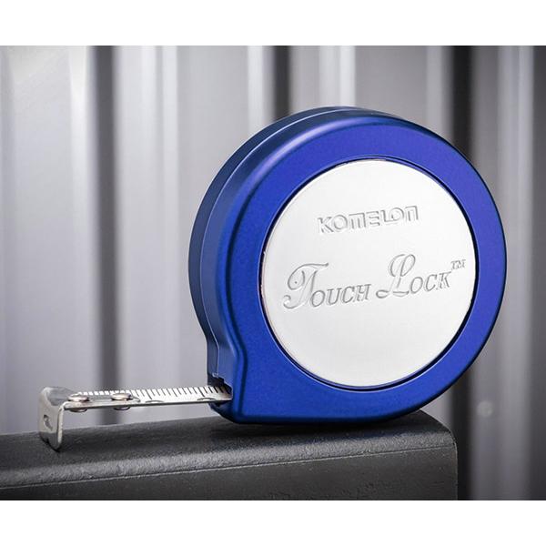 外周の測定で直径が計れるDIAメートル目盛付です。裏側にマグネット付きで、壁に取り付けて保管ができます。中央を抑えるとロックがかかる「タッチロック」を採用しています。【仕様】メーカー名：KOMELON(コメロン)品番：KMC-60T-35-...