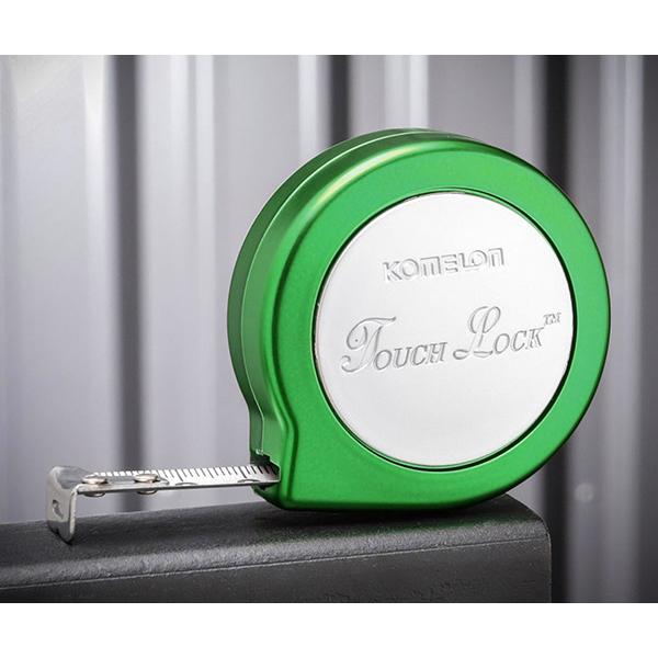 外周の測定で直径が計れるDIAメートル目盛付です。裏側にマグネット付きで、壁に取り付けて保管ができます。中央を抑えるとロックがかかる「タッチロック」を採用しています。【仕様】メーカー名：KOMELON(コメロン)品番：KMC-60T-35-...