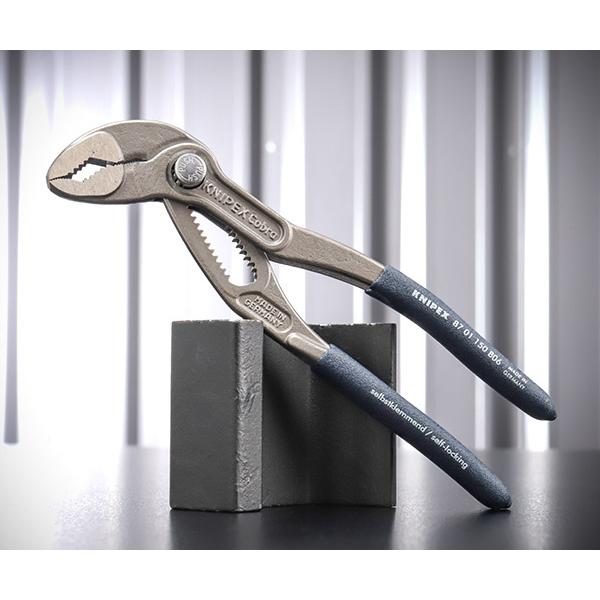 「限定色だから欲しい」で終わらない。「コブラだから使いたくなる」2026年度限定モデル。KNIPEX 8701-150B06 スティールブルー コブラ ウォーターポンププライヤーは、2026年度限定カラー「スティールブルー」をまとった特別仕...