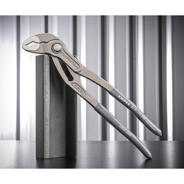 人気の定番「コブラ 8701-250」に、限定カラーのスレートグレーが登場。グリップを上品なスレートグレー×白印字で仕上げ、汚れが目立ちにくい渋いカラーリングに。基本性能・寸法は通常モデル（8701-250）と同一なので、現場で“使える”一...