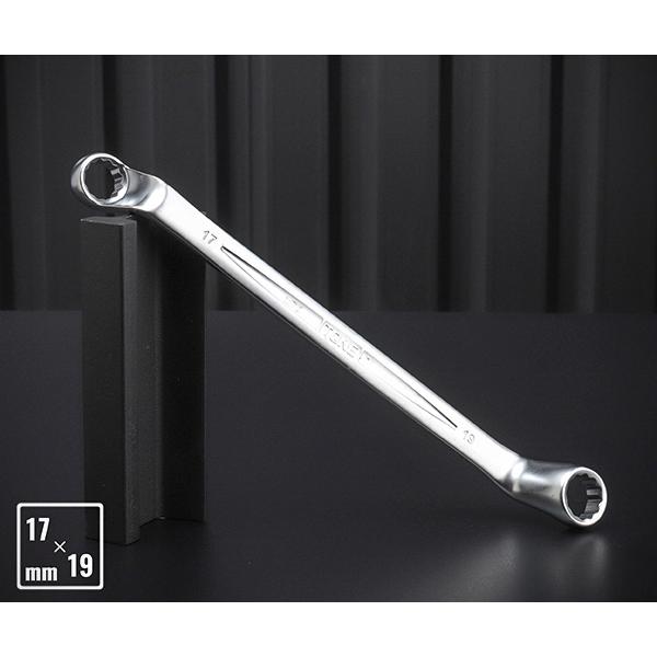 柄部の曲がり角度が75°になっていますので、周辺の障害物を避けて作業ができます。用途：ボルト・ナットの締付け・緩め作業用。【仕様】対辺寸法(mm)：17×19全長(mm)：290質量：270g材質／仕上：構造用鋼メーカー名：TONE（トネ）...