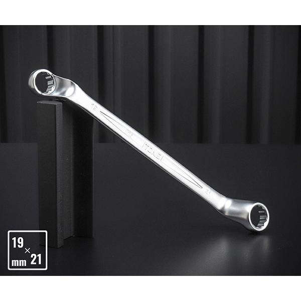 柄部の曲がり角度が75°になっていますので、周辺の障害物を避けて作業ができます。用途：ボルト・ナットの締付け・緩め作業用。【仕様】対辺寸法(mm)：19×21全長(mm)：296質量：315g材質／仕上：構造用鋼メーカー名：TONE（トネ）...