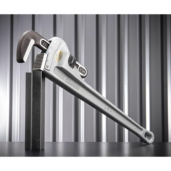 RIDGID 直管レンチは、頑丈なハウジング、I ビーム構造のハンドル、完全フロート式の鍛造フックジョー、さらにセルフクリーニング式のねじ山、交換可能なフックジョーとヒールジョーなどで構成された丈夫で使いやすいレンチです。鋳造レンチと同様の...
