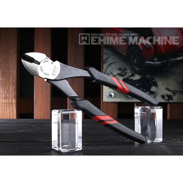 KTCのスタンダードタイプニッパー。デザイン性に優れたグリップは、しっかり力を加えても手が痛くなりにくい太めに設計。手にフィットするソフトグリップは滑り止めの凸面がついています。先端は銅線などの軟線や細い線材を、根元はピアノ線などの硬い線材...