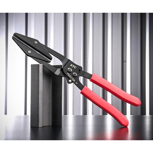 「超大径ホースを、確実に止める」。KTCが大型車両や建設機械の整備現場を想定して開発した、最大φ70mm対応のピンチオフプライヤです。PSA112Aは、自動車のホース類を一時的に閉塞するための専用プライヤ。二輪や普通車はもちろん、大型車、建...