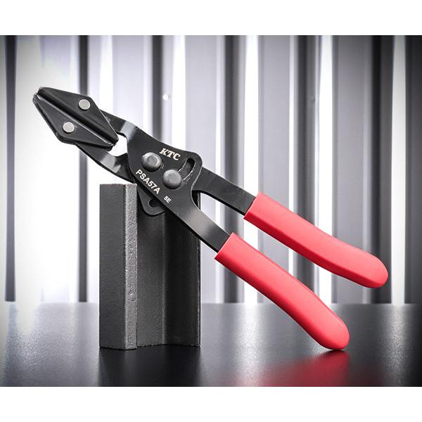 「太径ホースも、確実に止める」。KTCが整備現場の声を反映して開発した、大径対応のピンチオフプライヤです。PSA57Aは、自動車のホース類を一時的に閉塞するための専用プライヤ。二輪や普通車はもちろん、大型車や建設機械に使用される太径ホースに...