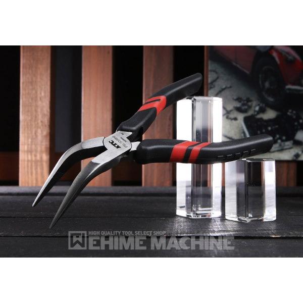 ベントノーズタイプのKTCラジオペンチです。ロングタイプの曲がった先端が、狭い場所や奥まった場所で活躍します。デザイン性抜群のグリップは、しっかりした力を加えても手が痛くなりにくく、指をかけやすい形状で、広げるのもラクラク行えます！■型式：...