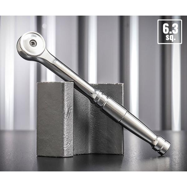 世界最小クラスの丸形ヘッドを採用した、SEEDNEWの6.3sq(1/4インチ)ラチェットハンドルです。エンジンルームの奥など、周囲との干渉で工具が入らなかった場所にもスッと入り込みます。小型でありながら本締めまで対応できる、プロユース仕様...