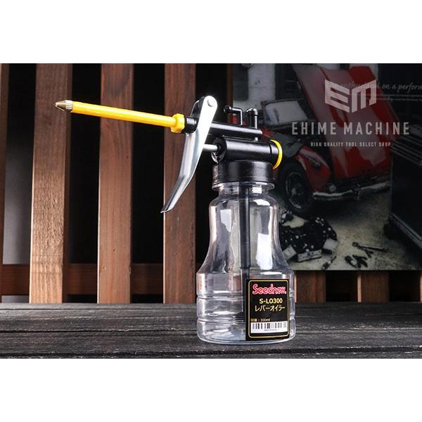レバー式のオイラーです。レバーを握ることにより注油します。ボトルを透明の樹脂にしたことで残油の確認が容易となり、大変軽くなっています。通常の注油はもちろんですが、レバー式ですので隙間にオイルを押し込むなどの作業に適しています。■型式：S-L...