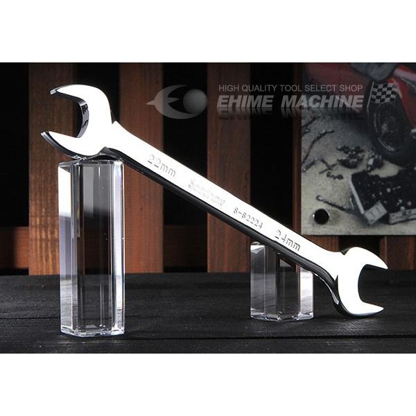 スパナの命とも言える対象物とのクリアランスは抜群です。メガネレンチやソケットレンチが使用できない箇所に使います。スパナは構造的に対象物がなめやすい工具なので注意が必要。クロームメッキ鏡面仕上げ