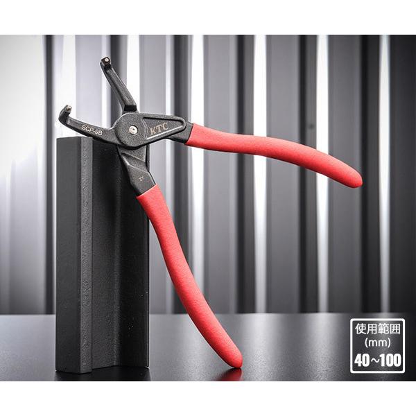 大径スナップリングの着脱作業を安全・快適に！穴用のスナップリングの脱着に。強靭な先端と40?100mmまでの幅広い適用径へ対応。先端径2.3mm で、分厚く固いスナップリングへも対応可能となりました。プライヤーの可動部にスプリングを組み込む...